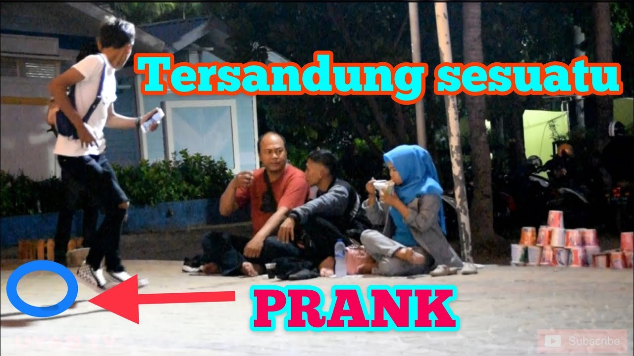 PRANK PURA PURA TERSANDUNG SESUATU BIKIN ORANG PENASARAN - PRANK LUCU ...