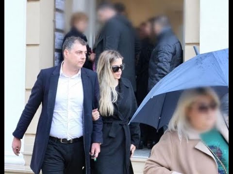 Ermal Hoxha dhe Rezarta Shkurta në zi, pamje nga ceremonia m*rtore e ...