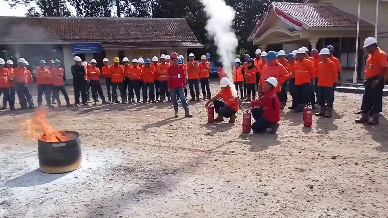 Latihan dasar memadamkan Api - YouTube