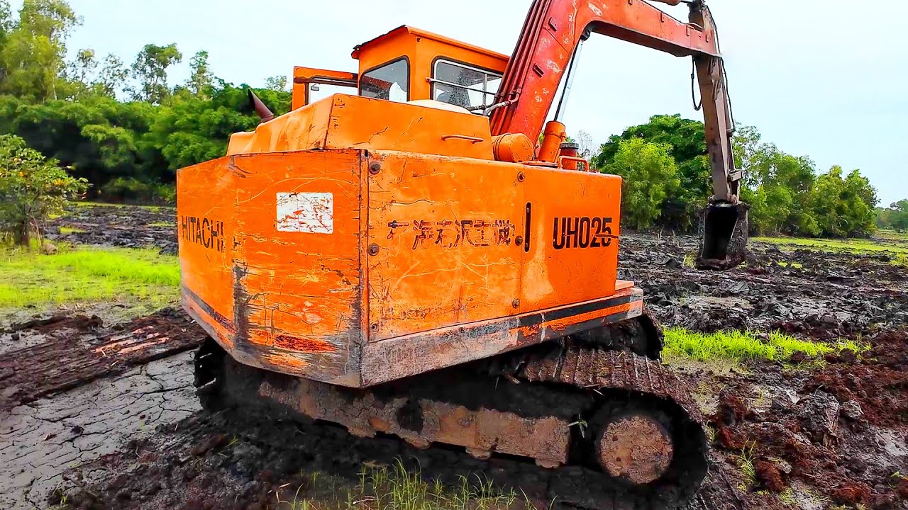 Máy Xúc Mỏ Vịt Cần Mẫn Múc Đất, Đào Rãnh Thoát Nước Ngoài Ruộng ...
