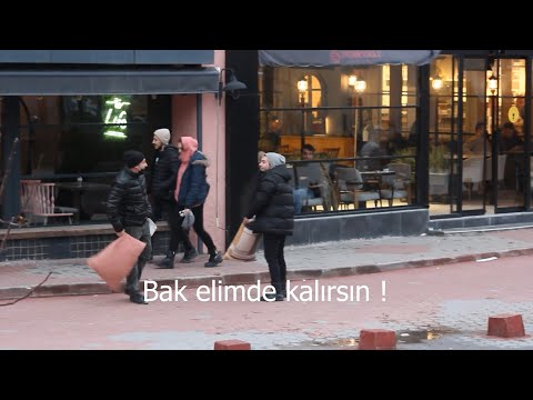 SOKAKTA İNSANLARLA YASTIK SAVAŞI - PILLOW FIGHT !