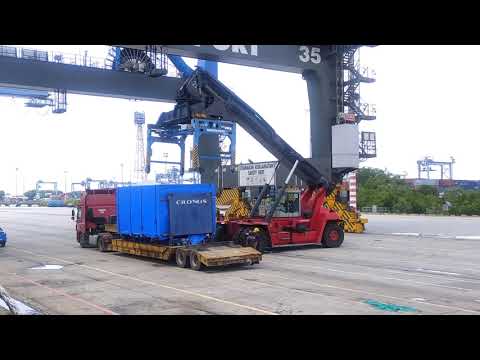 OOG Container shifted using Reach Stacker - YouTube