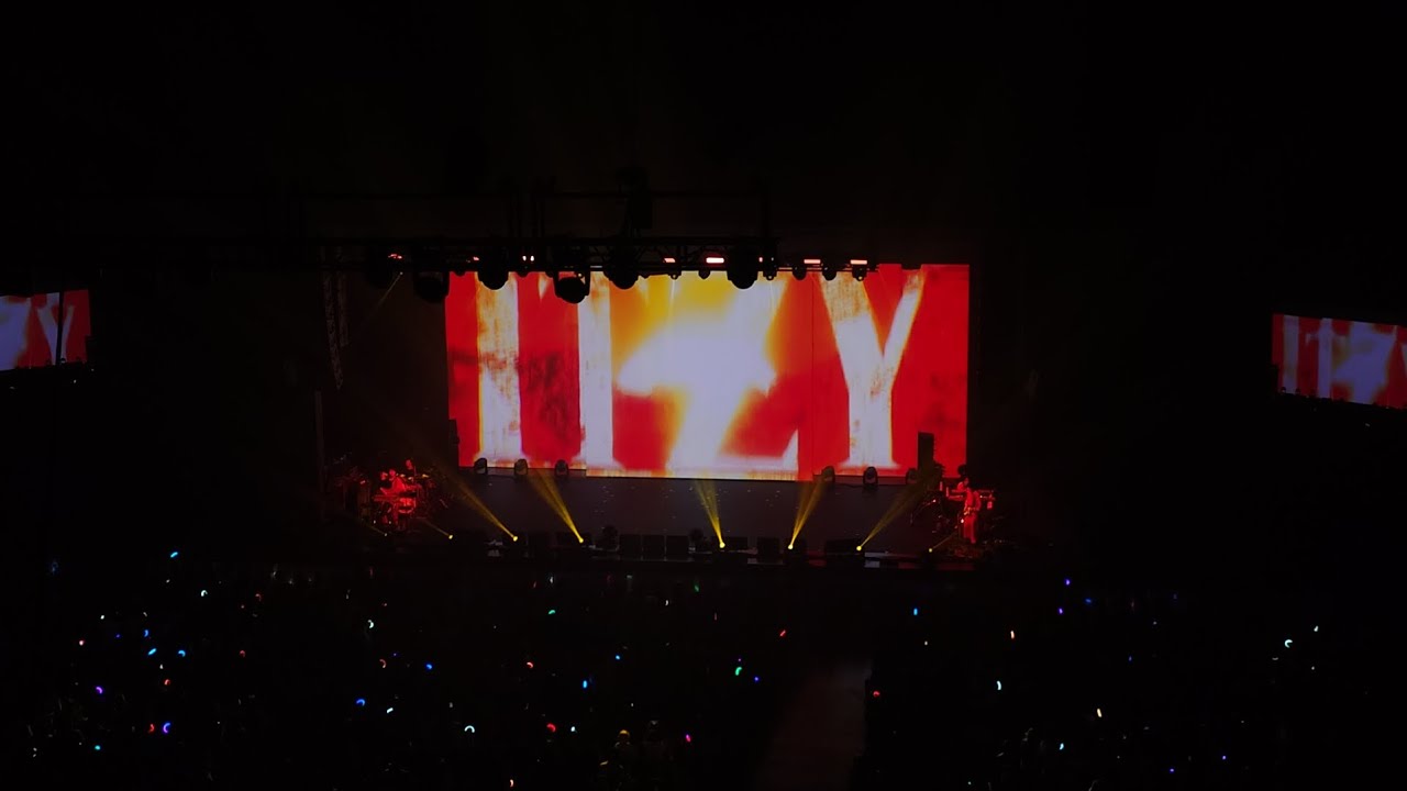 Itzy Concert "Born to Be" clips Toronto Day 2 - YouTube