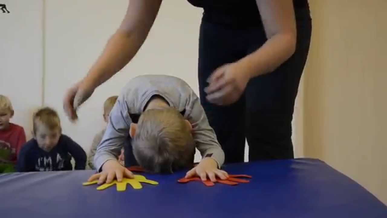 Kotoul vpřed, návod je naučit děti kotoul - YouTube