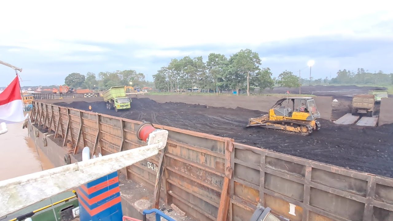 Proses Loading/ Muat Batu Bara di Jetty Triveni || Manual Tapi Cepat ...