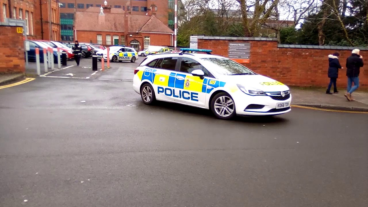 Wiltshire police response car leaving Swindon cental police point - YouTube