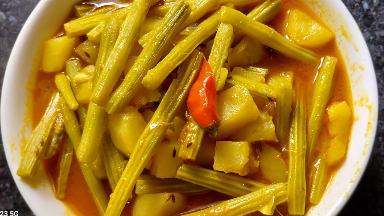 Sojne aloo diye jhol (Bengali special recipe Drumsticks aloo jhol ...