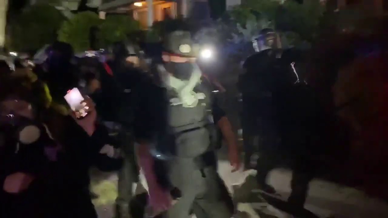 Police mace protesters, lots of of it in the air - YouTube
