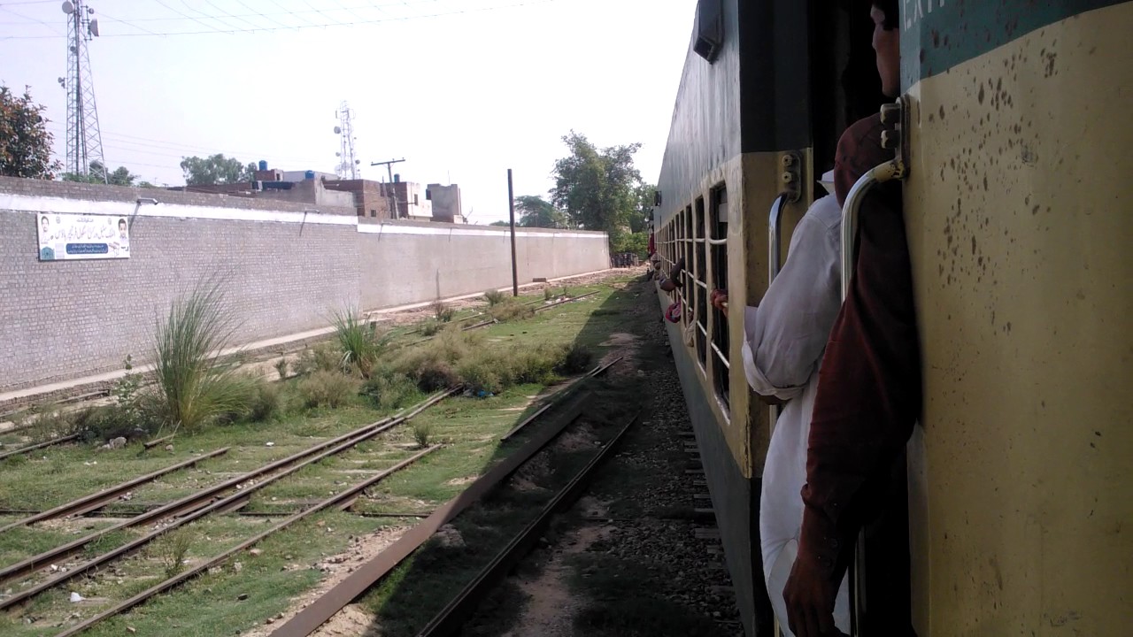 Pakistan Railways:13up Awam Express reaching Pattoki Railway Station ...