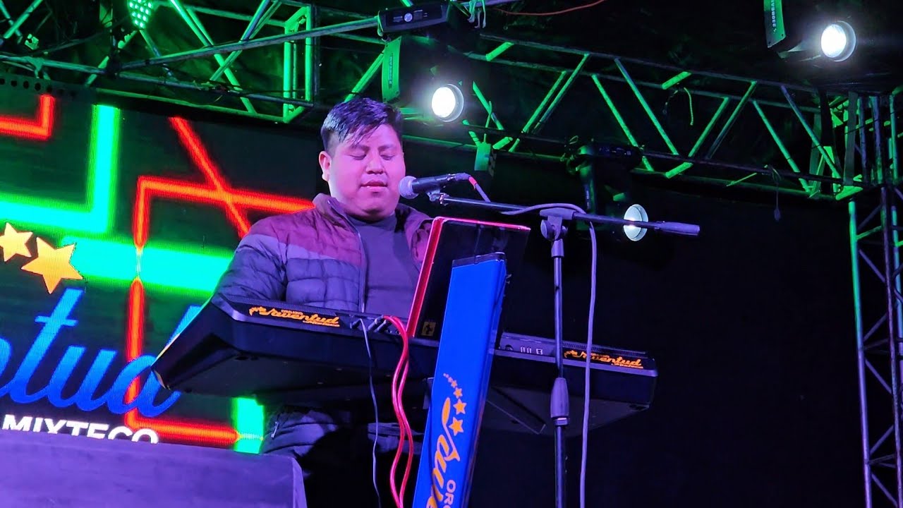 Organo Juventud Mixteco Ft Legendarios De Oaxaca LIVE - YouTube