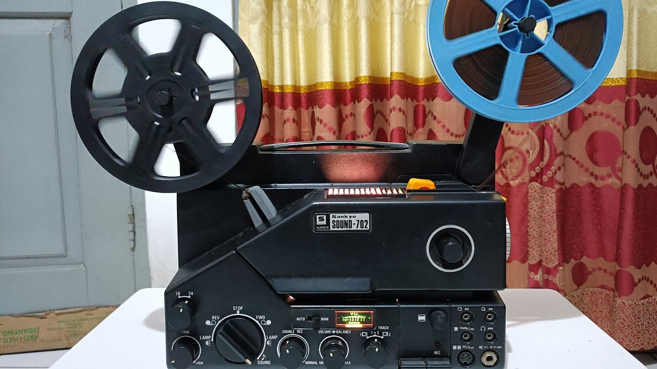 Projector Sankyo SOUND - 702 8mm cinema - YouTube