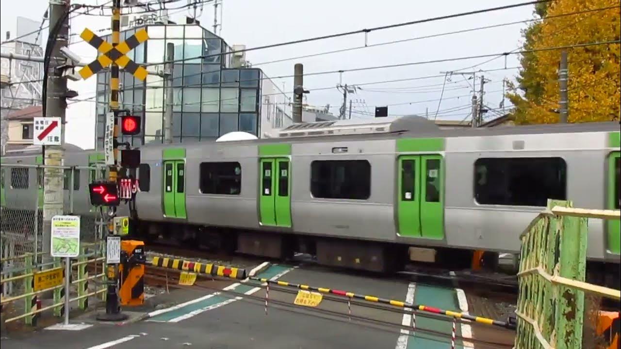 山手線 第二中里踏切 E235系すれ違いシーン。(内回り、外回り) - YouTube