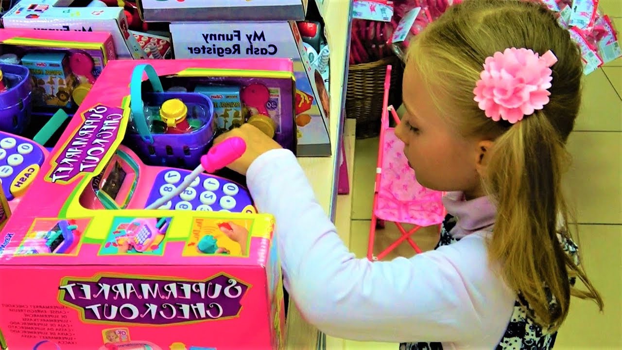 Funny baby doing shopping at the Supermarket - YouTube