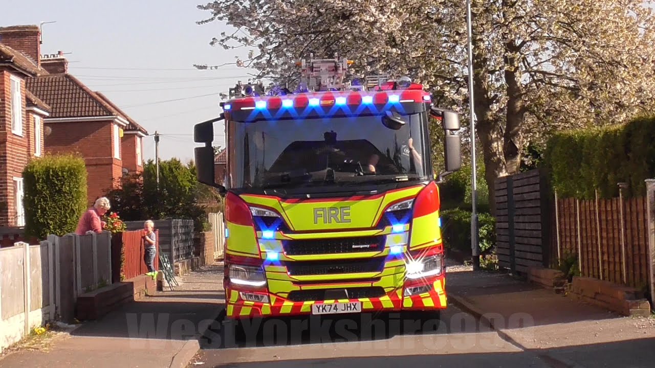 Garforth Pump Blue Light & Siren Demo | West Yorkshire Fire & Rescue ...