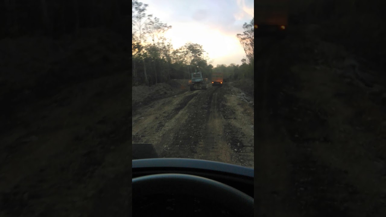 Waktu bongkar batu krokos di jalan Pt EPI - YouTube