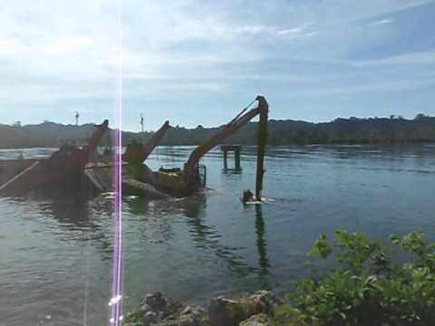 amphibious excavator swamp backhoe turun dari LCT sulawesi indonesia ...