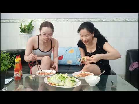 Beautiful single mom with sweet Vietnamese girl hot makes the spaghetti attractive p93
