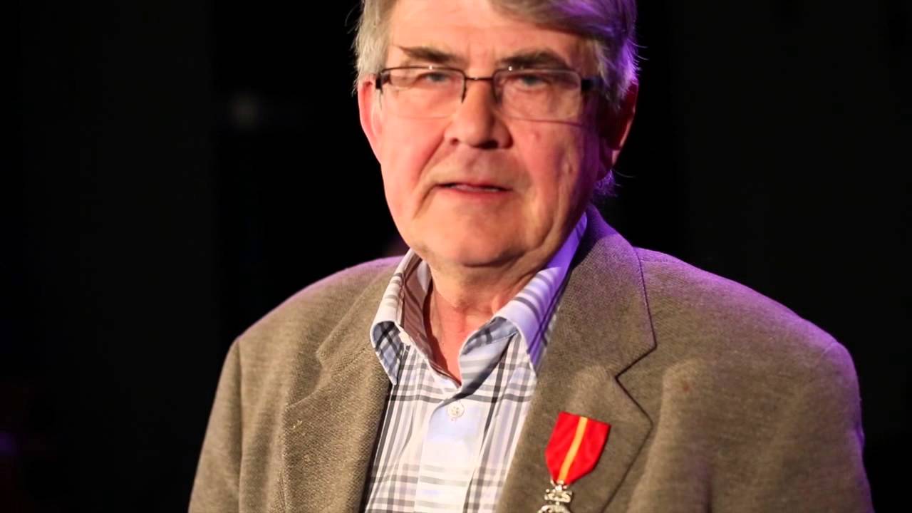 Erik Bugge får Kongens fortjenstmedalje - YouTube