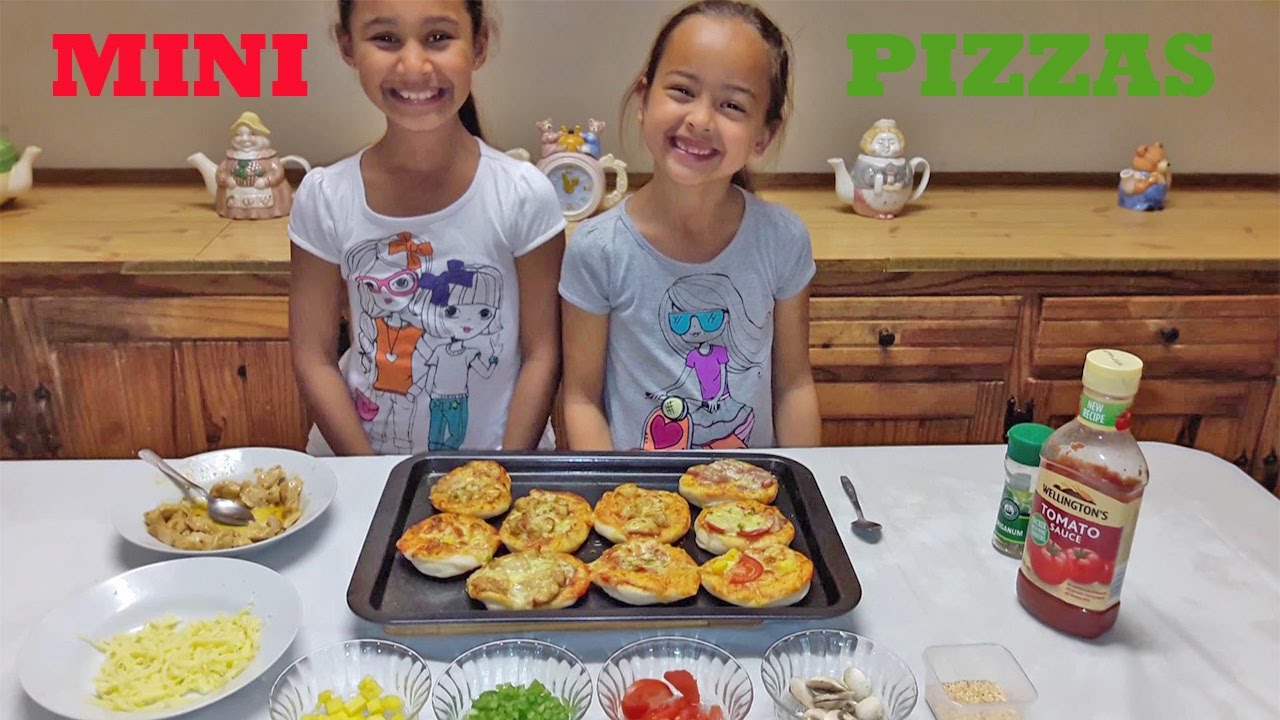 Easy homemade mini pizzas - Fun for baking with kids in the kitchen ...