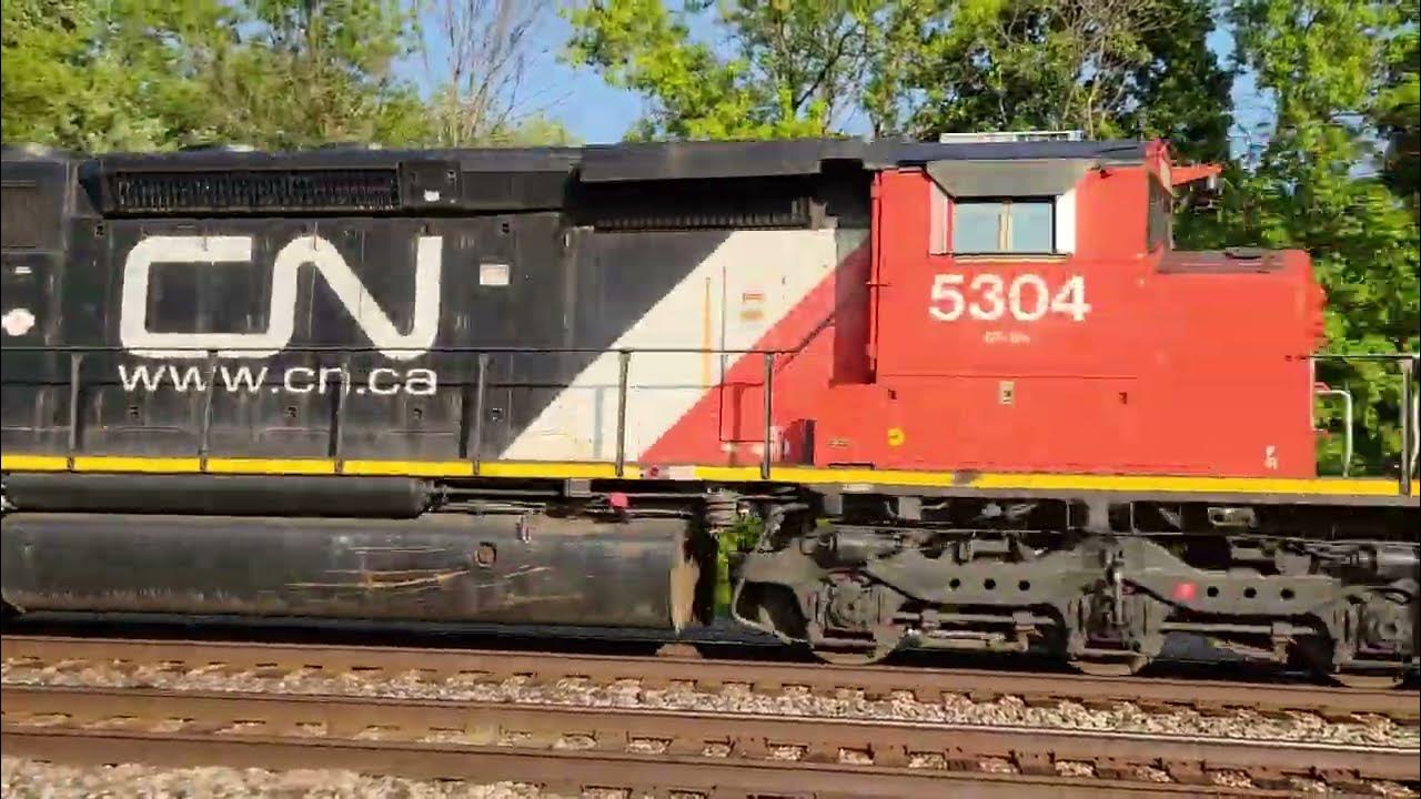 CN 5423, 5304 returning the Eastbound local freight train through Vicksburg, MI - YouTube