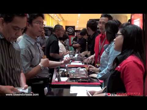 Crowd in Telkomsel BlackBerry Torch 9800 Launching (HD)
