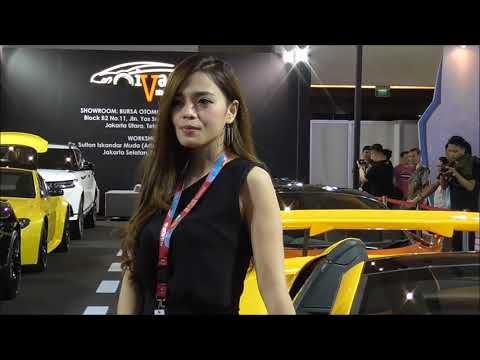 Para SPG Berpakaian Mini Siap Sapa Anda di IIMS 2018