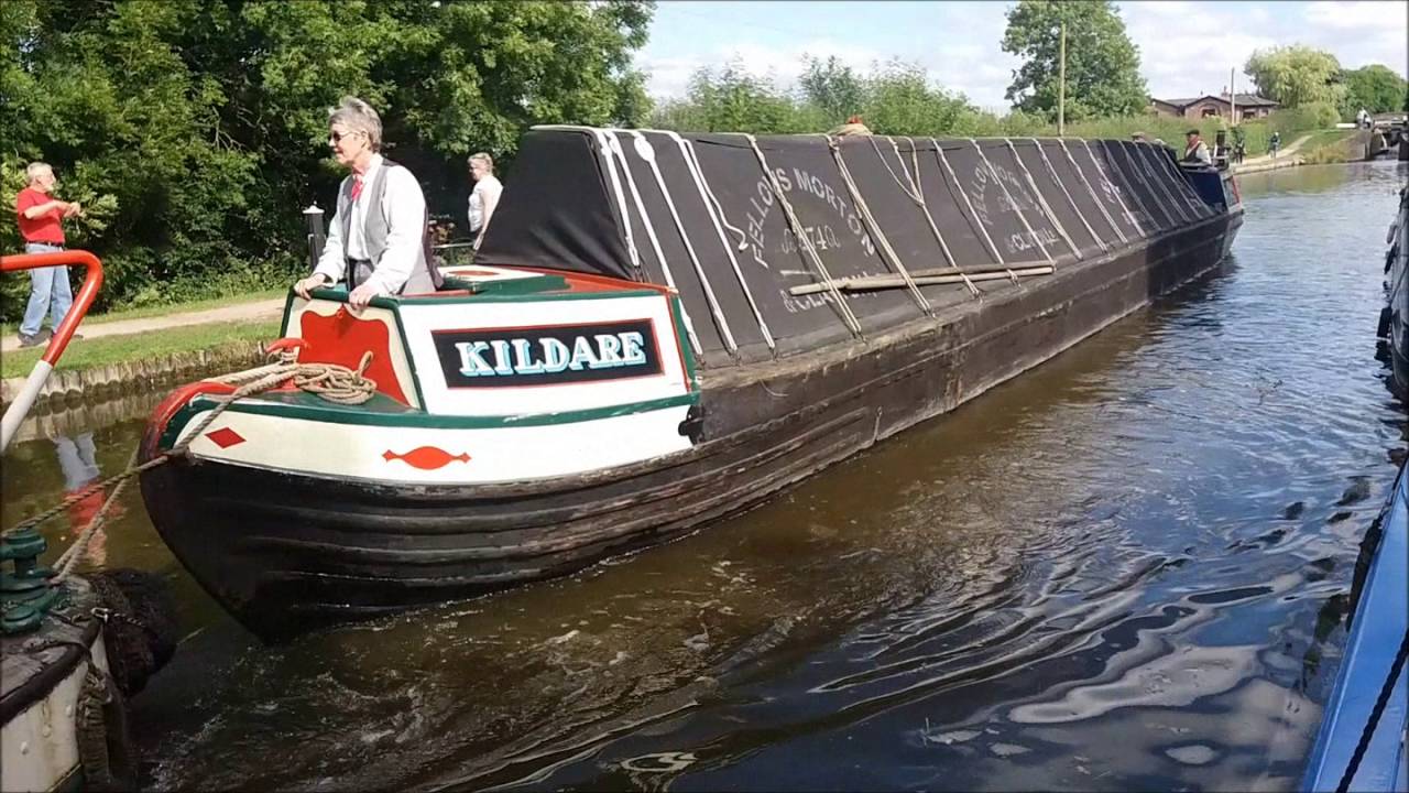 Historic narrowboat President No.1212 and buttie Kildare No.1287 - YouTube