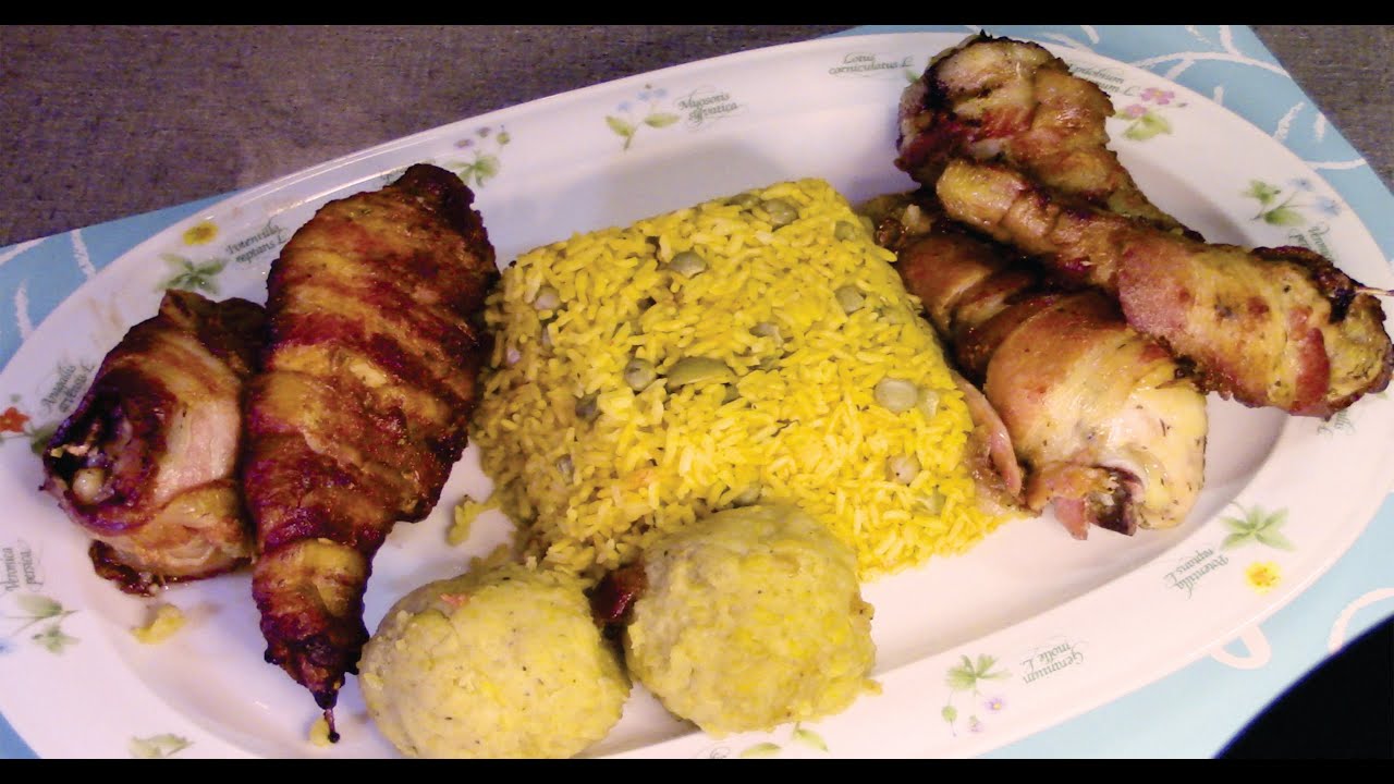 Pechugas y Muslos de Pollo Asado Envuelto En Tosineta Con Arroz Junto y ...