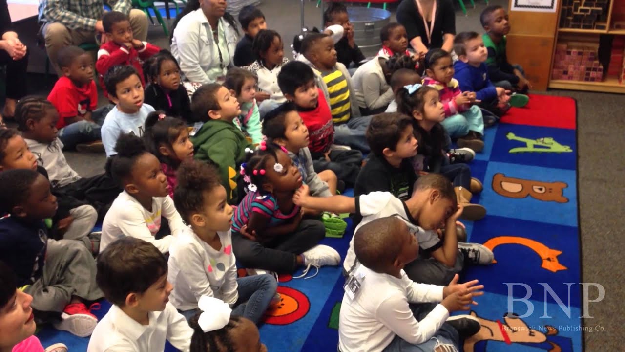 Sandra Deal reads books to children at FACES in Brunswick - YouTube