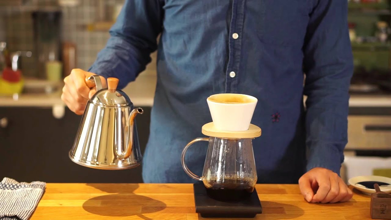 Pourover coffee with the Mountain Dripper by Kurasu - YouTube