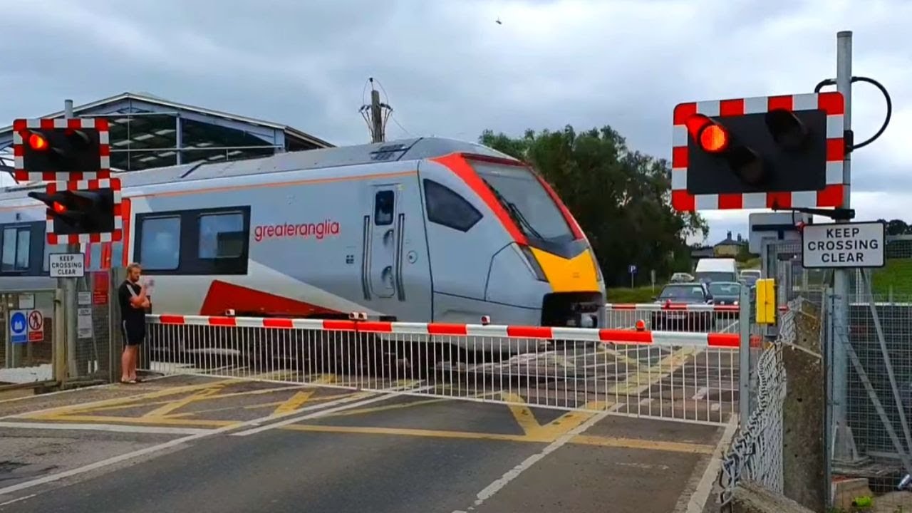 Chettisham Level Crossing, Cambridgeshire - YouTube