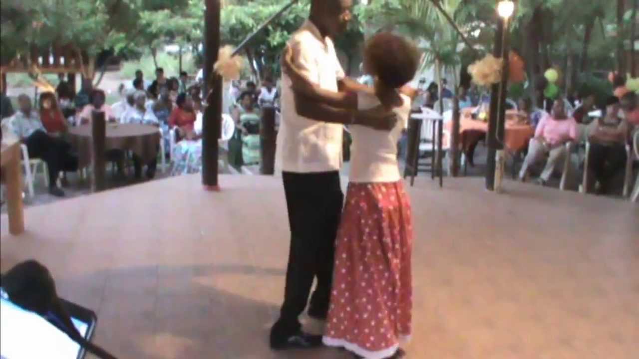 Dansing a Dansa on Curaçao - YouTube