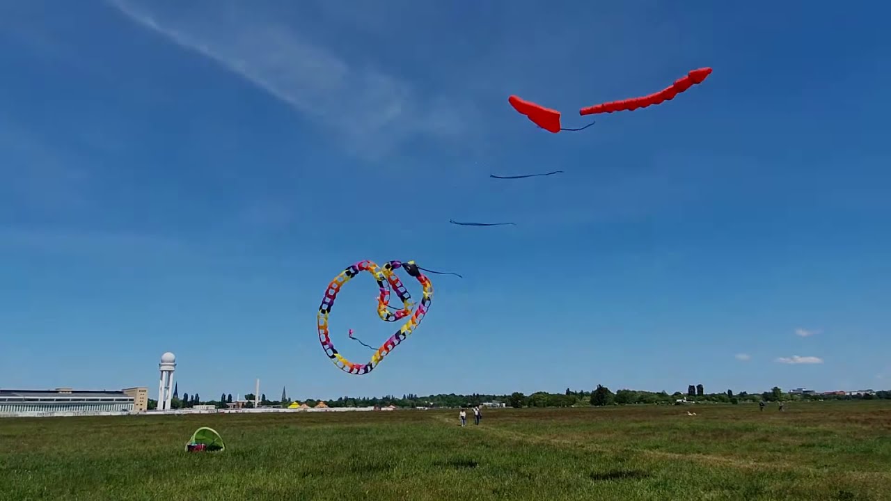 Drachen auf dem Tempelhofer Feld Berlin - YouTube