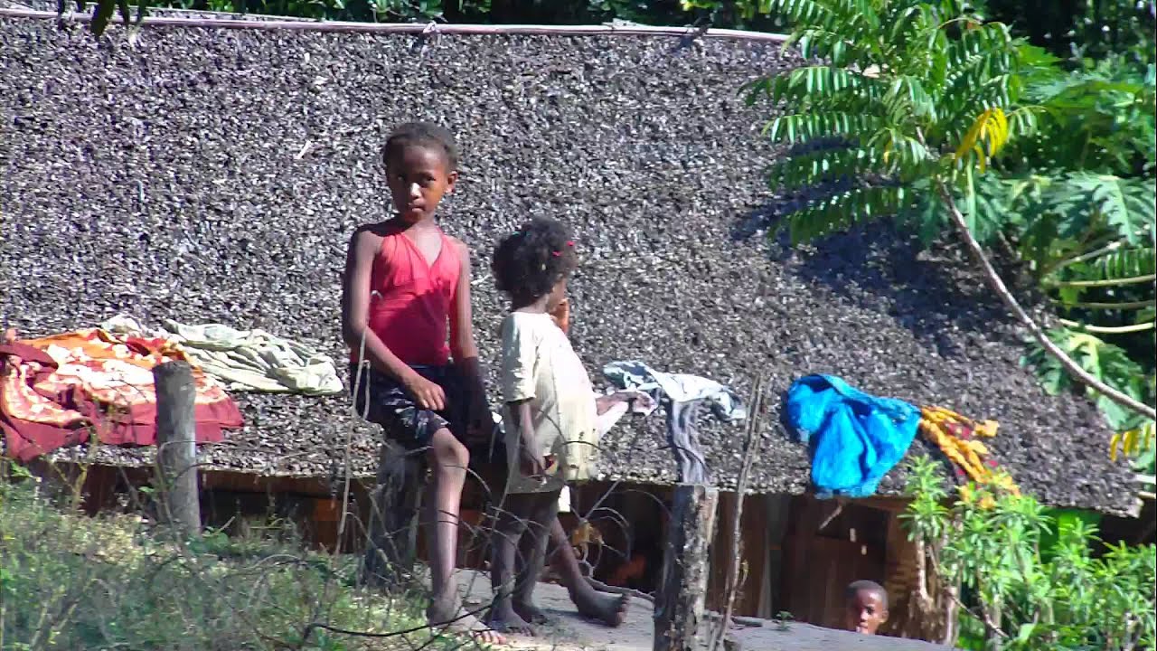 ROUTE MADAGASCAR 32 PORT BERGE - YouTube