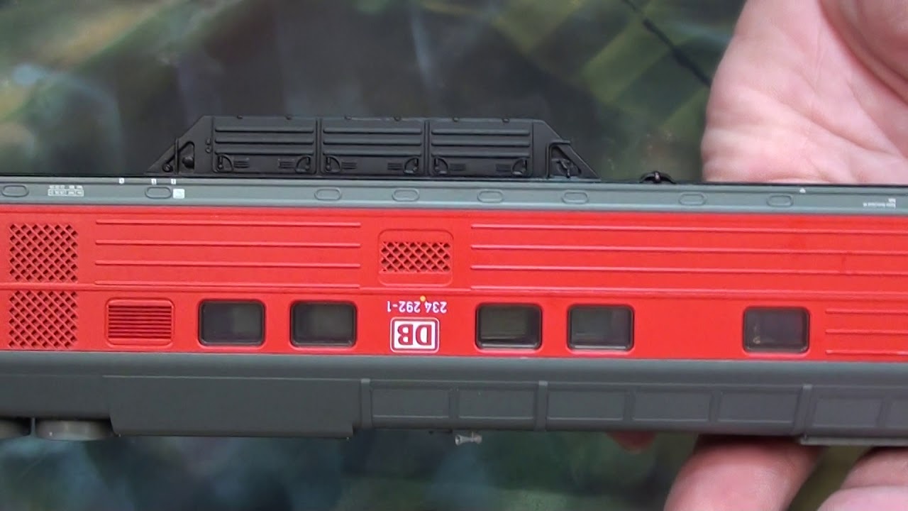 Tutorial - Repainting a train with chipped paint after a fall - 1:87 ...