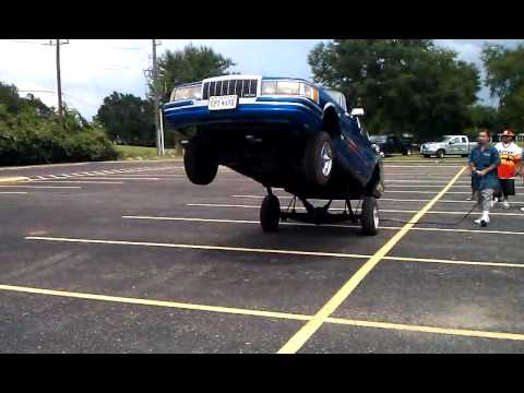Blue Lincoln town car hopping - YouTube