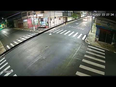 Vídeo mostra acidente em cruzamento no Centro de Itapira