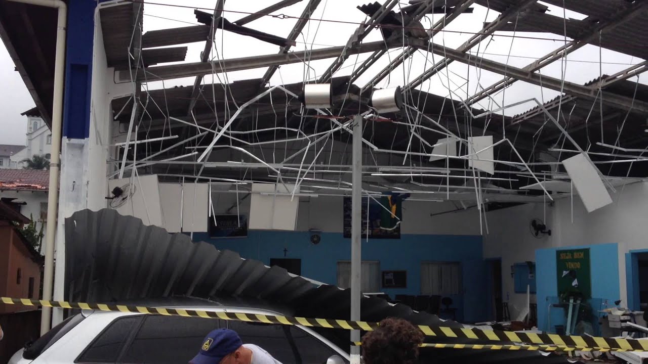 Em Rodeio parte da estrutura de uma Escola Profissionalizante desaba ...