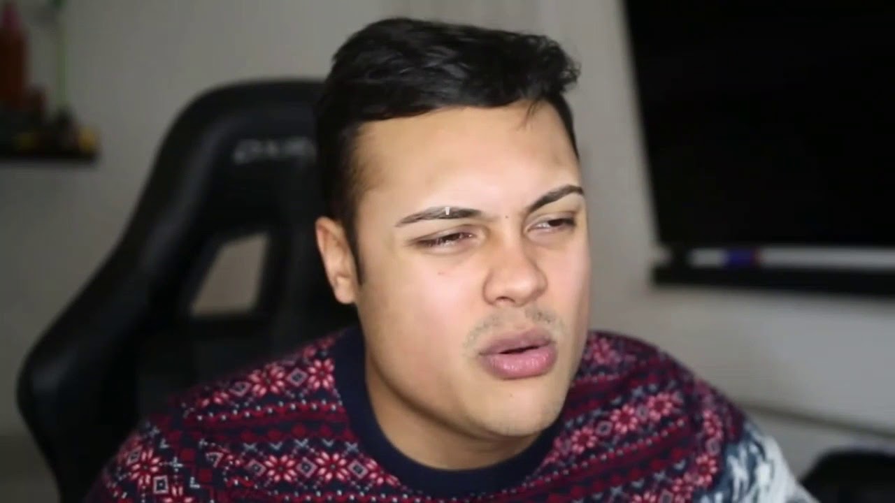 Messyourself falls of his chair - YouTube