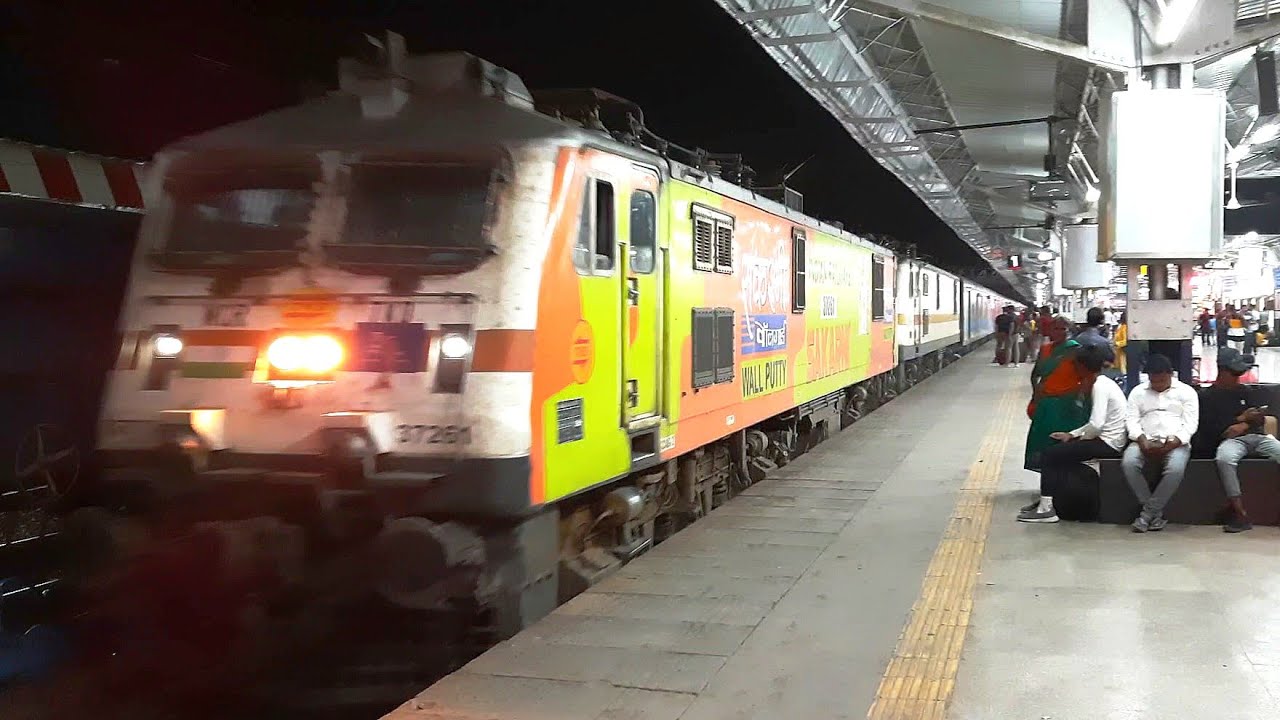Amritsar Nanded Sachkhand Express arriving Agra Cantt with 2 WAP 7s ...