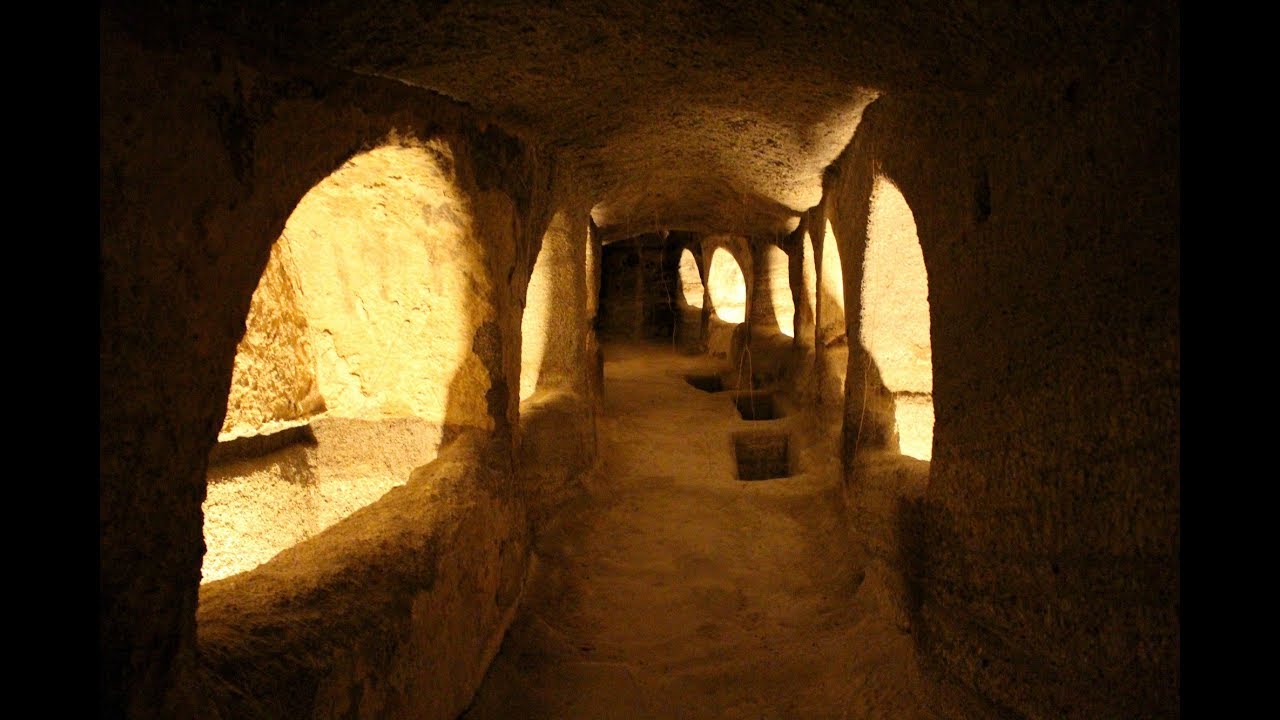 Οι κατακόμβες της Μήλου / Catacombs of Milos, Greece - YouTube