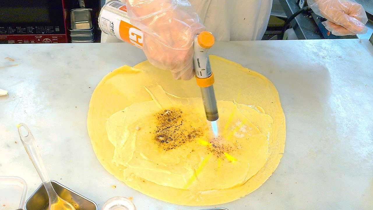 Crepe burned with a burner - ROCCA & FRIENDS CREPERIE in Japan - YouTube