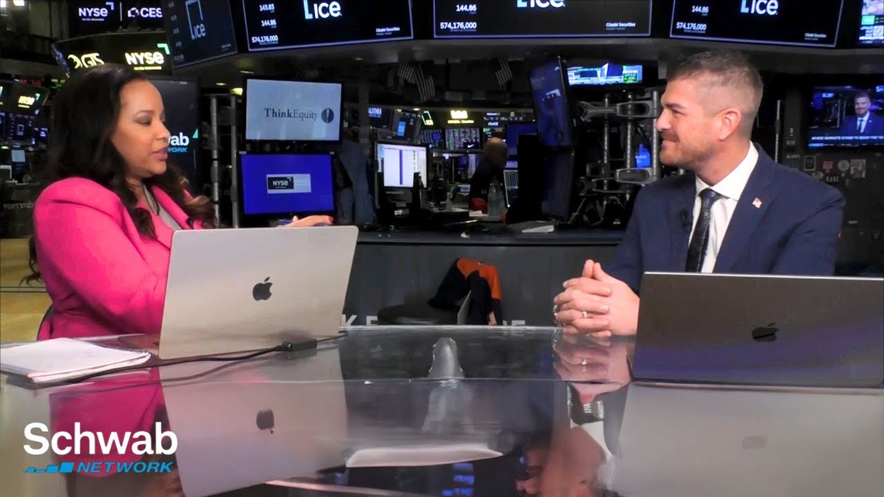 Gold, Bitcoin, and Market Trends Explained | David Stryzewski | Schwab Network | 01.08.2025 ...