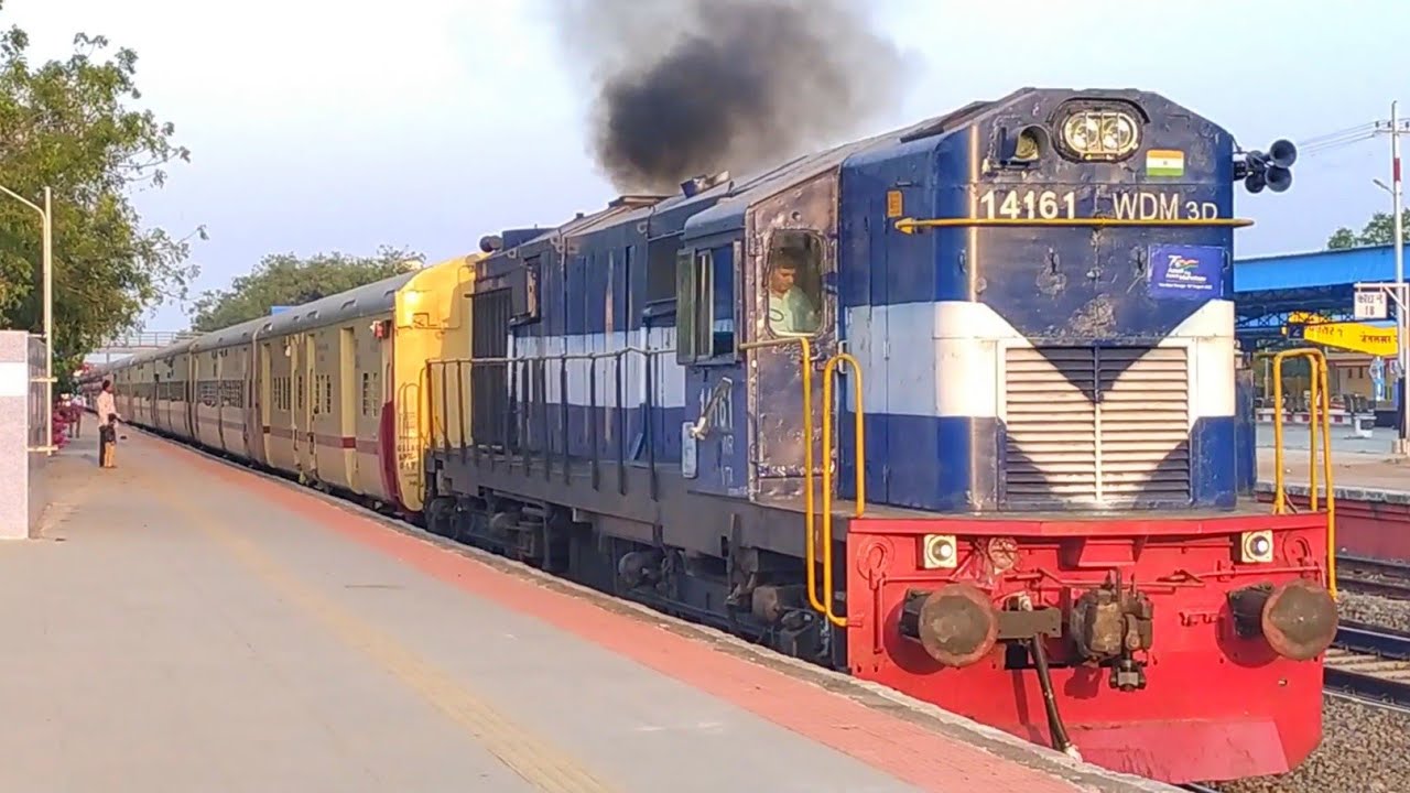 Fresh look repainted vatva VTA WDM 3D 14161 Gajraj hauling 19208 ...