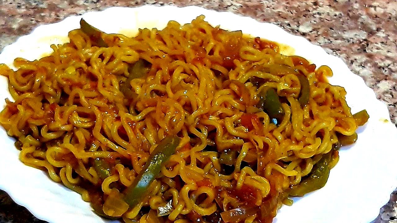 Street Style Maggi |मैगी |spicy schezwan maggi | maggi schezwan masala ...