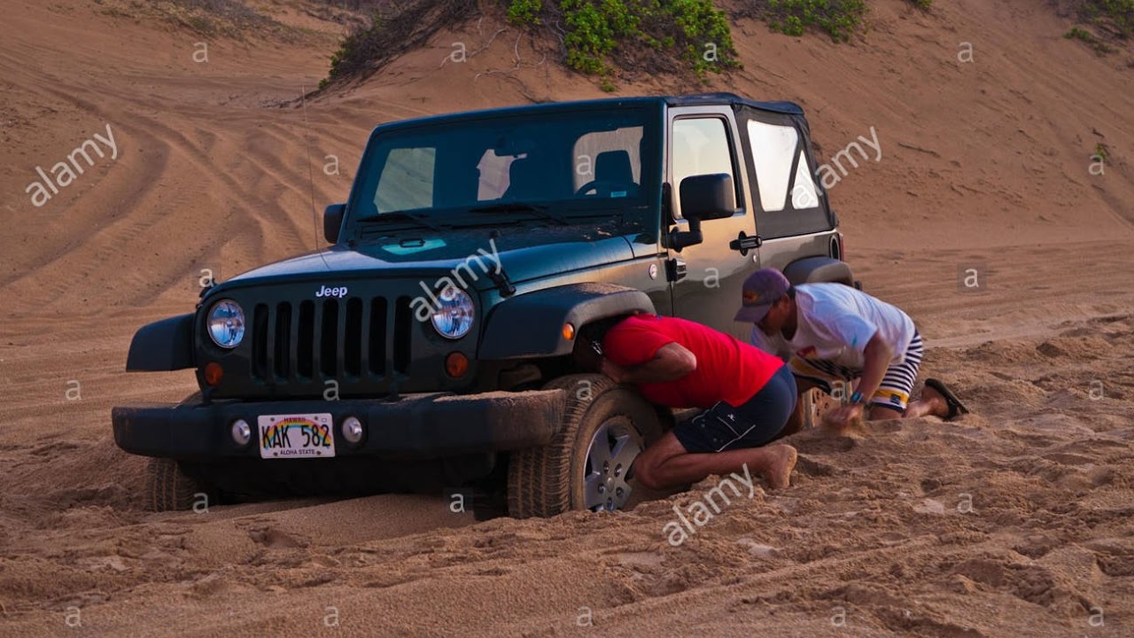 Jeep truck digging in the sand Jeep desenterrando camioneta en la arena ...