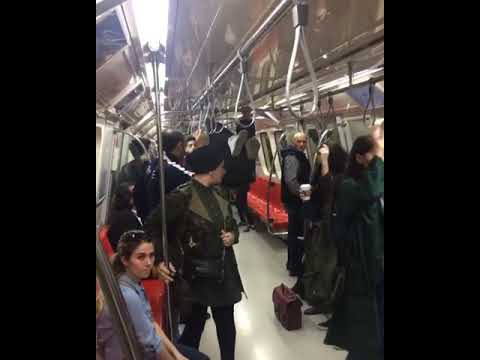 Metrobüsde maymun haraketi yapmak (Komik Video)