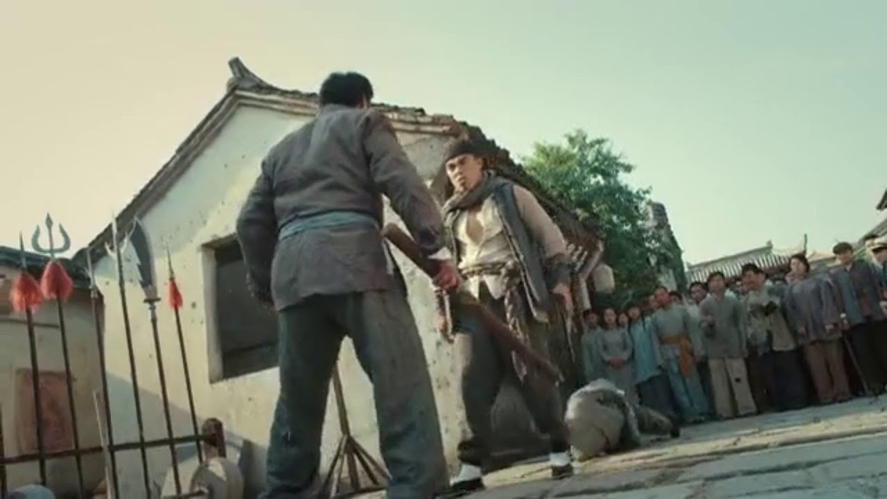 Gang try to take advantage of a Kung Fu master - YouTube