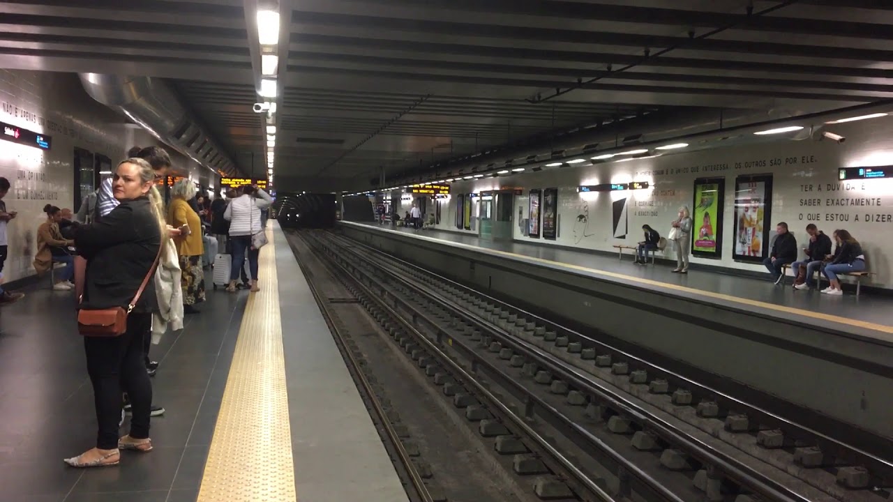 The red metro line arrives at metro station Saldanha Lisbon - YouTube