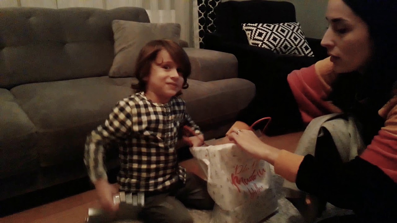 EMRENİN SÜPRİZ oyuncak poşeti ...emre opens its full pack of TOYS - YouTube